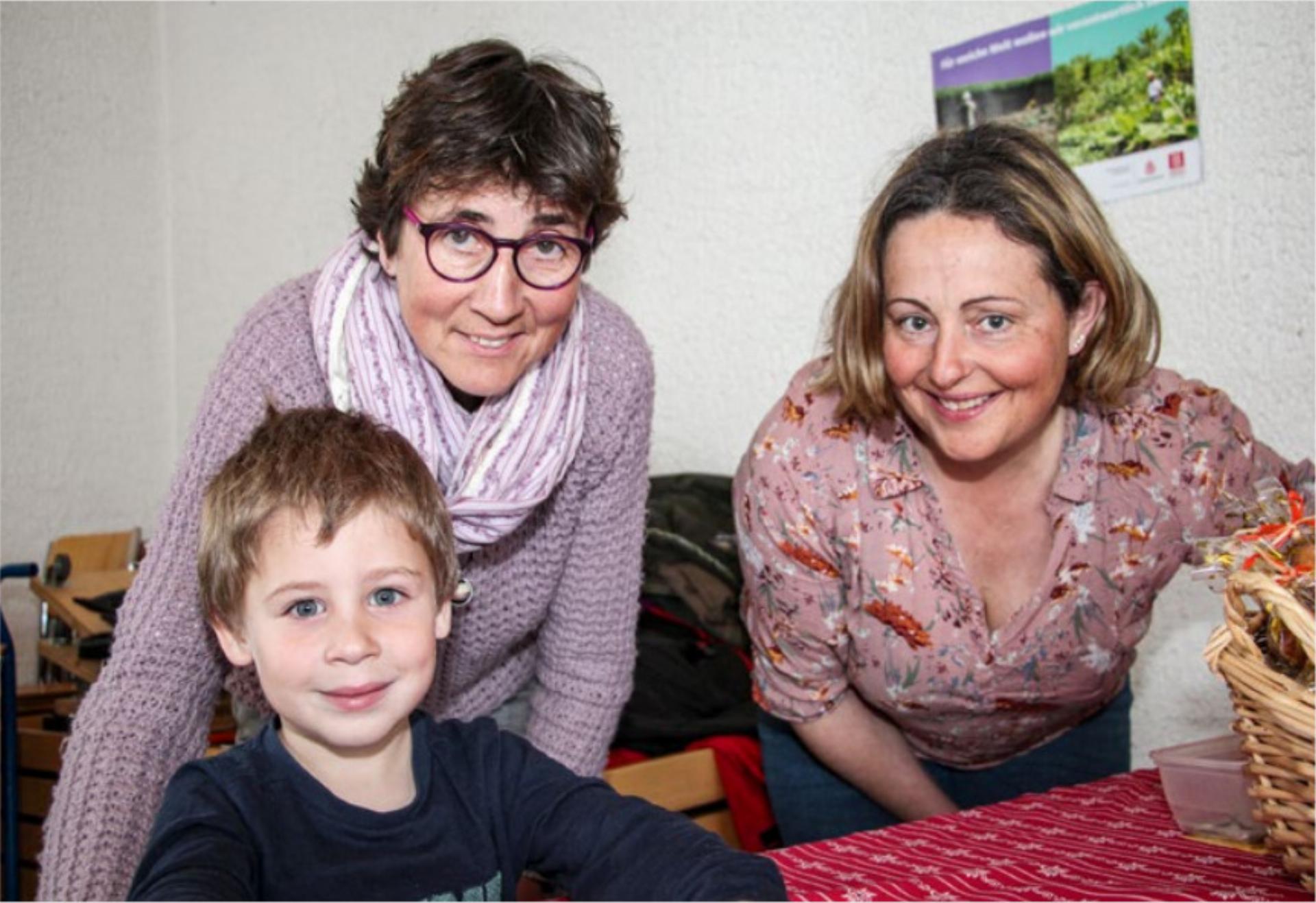 Heidi Isler (r.) verkaufte mit Unterstützung von Christine Lauber und ...