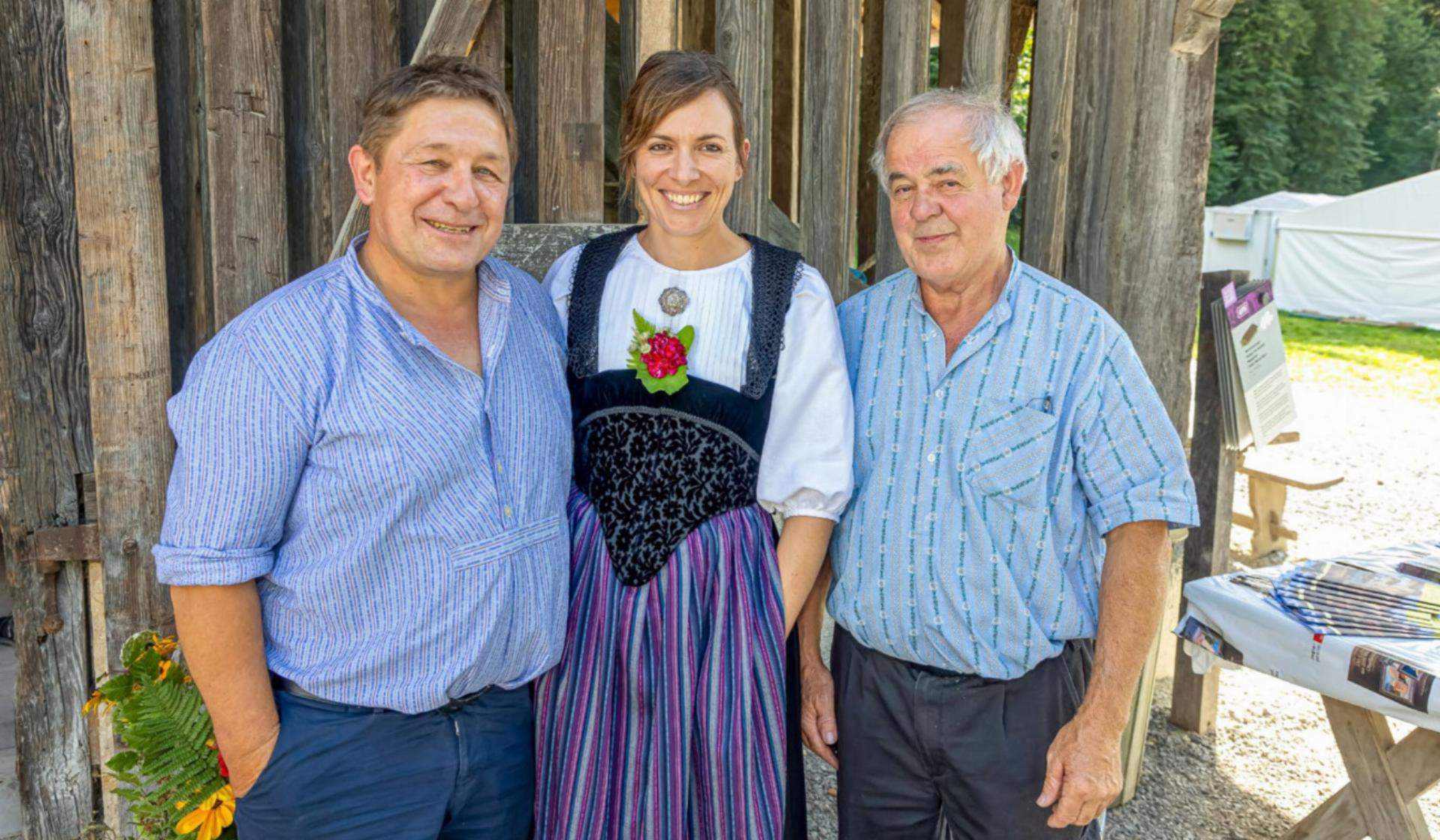Teamleistung: Peter Stoller (Besitzer der Alp Rosslauenen), Älplerin ...