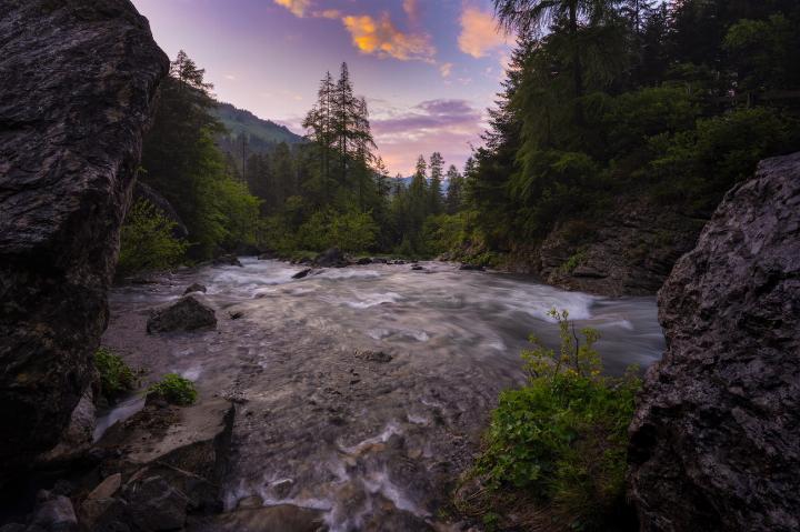 Beinahe beängstige Sonnenuntergangsstimmung an der Engstlige. Bild: Simon Schuhmacher