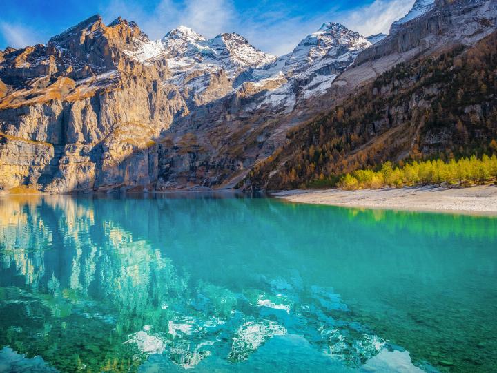 Spiegelung im Oeschinensee - fast wie gemalt (von Matisse). Fotografiert von Simon Schuhmacher